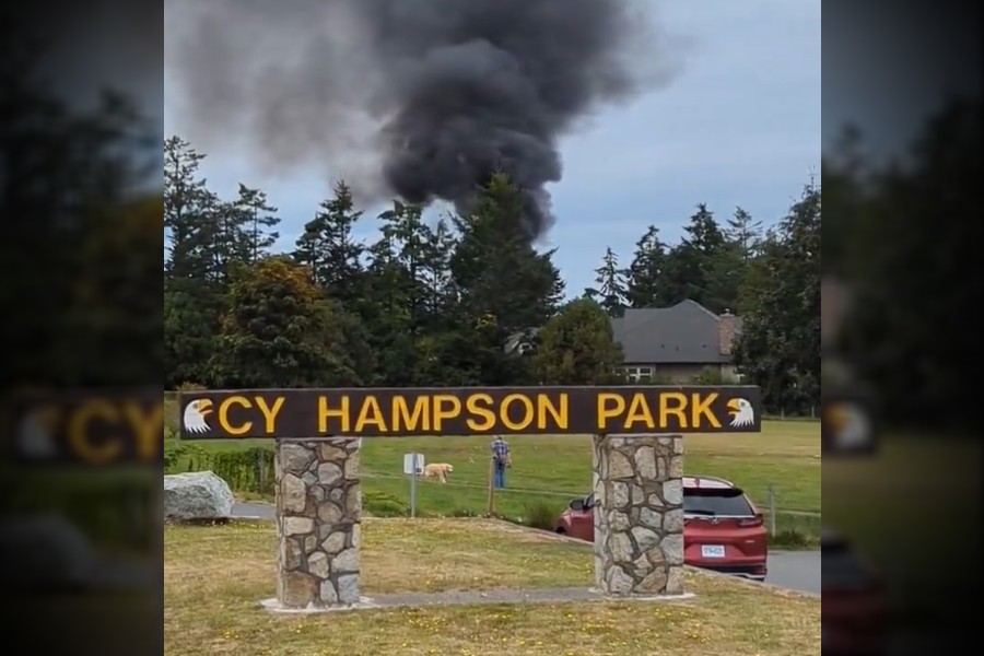 Heavy smoke on Saanich Peninsula caused from North Saanich house fire