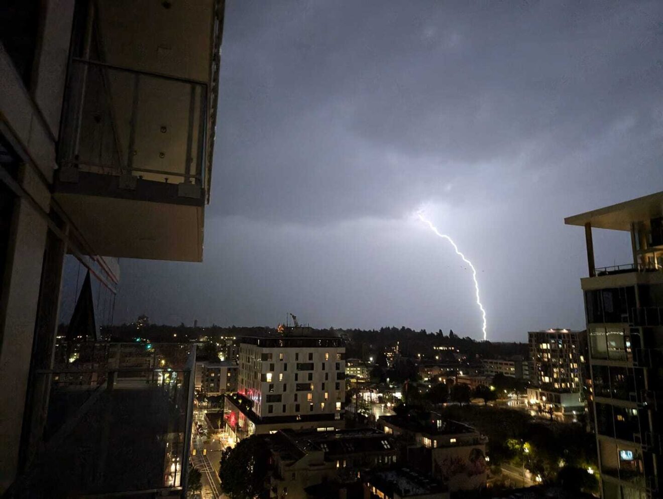8 striking captures of lighting and thunder storm over the weekend ...