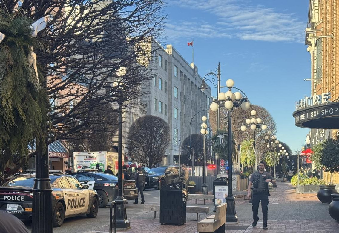 Man arrested after chaotic U-Haul incident draws crowd in Victoria